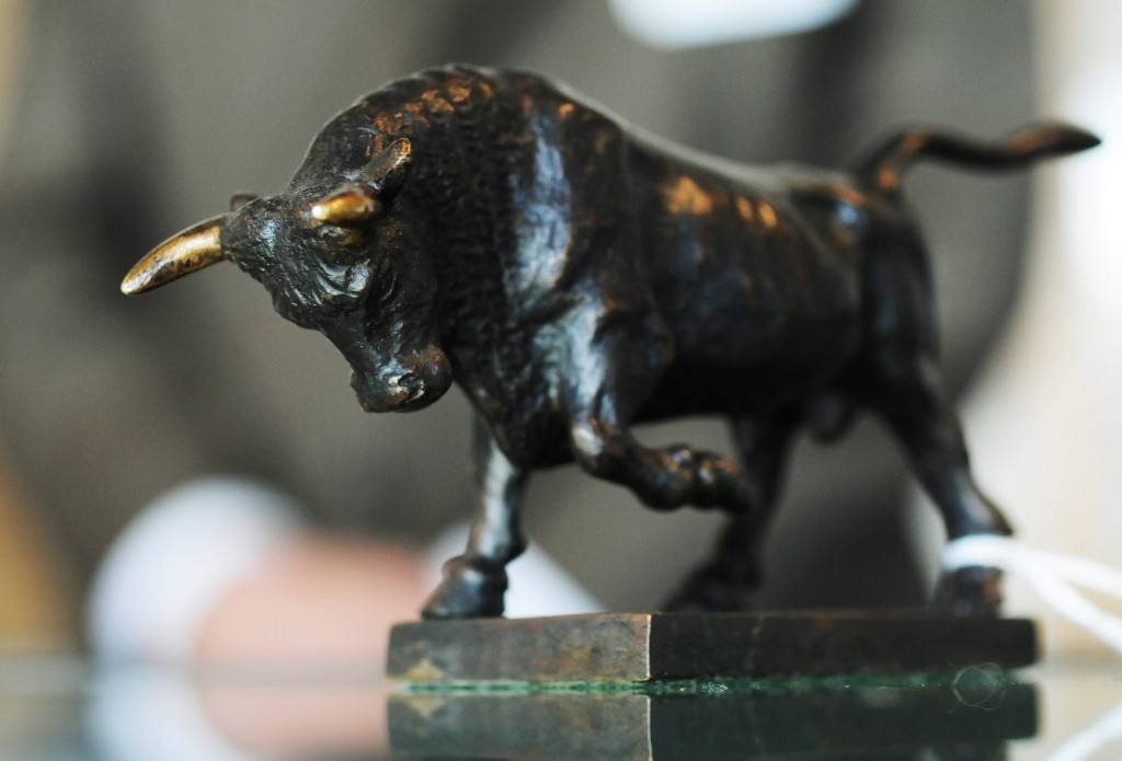 Friday bull run: JSE hits 98 600 points - Moneyweb