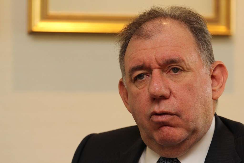 Investec boosts CEO Koseff’s pay 10% after profit advanced - Moneyweb