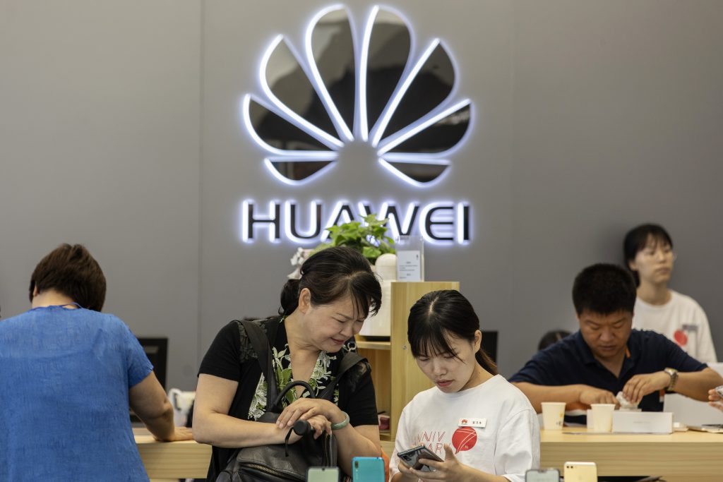 Huawei rewards staff for accelerating revenue despite a US ban - Moneyweb