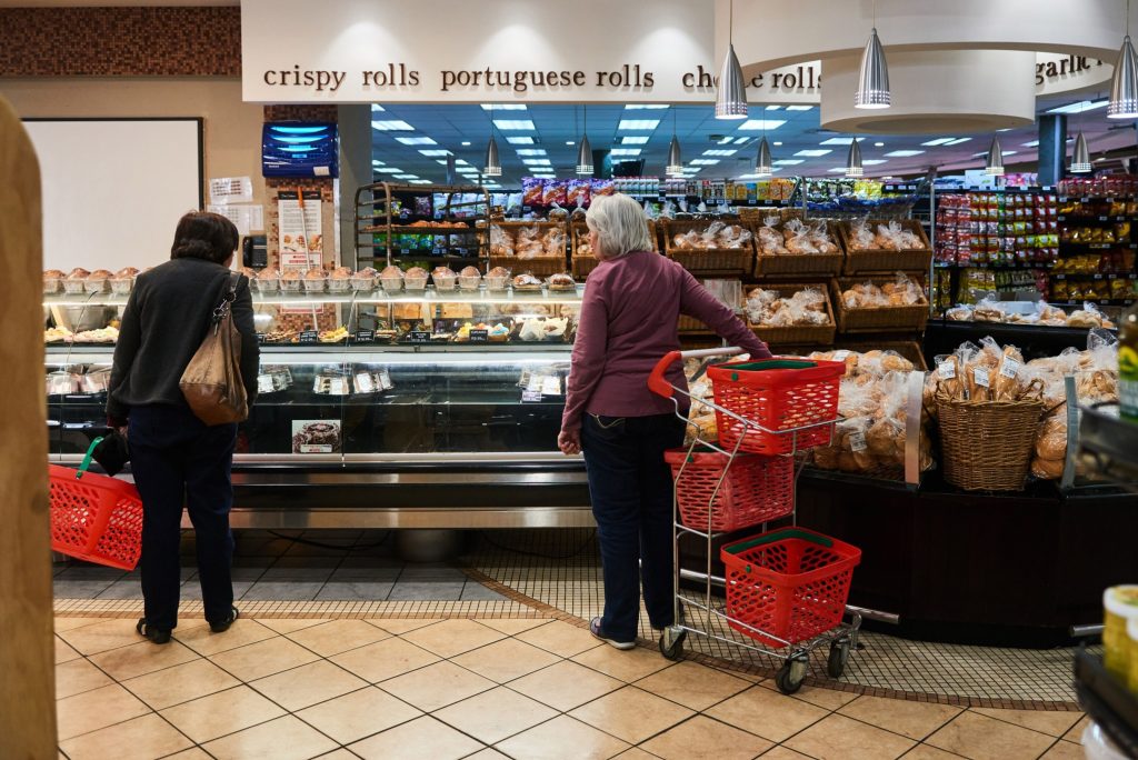 Verbruikers gee gemengde antwoorde oor hoe die ekonomie hulle uitgawes ...