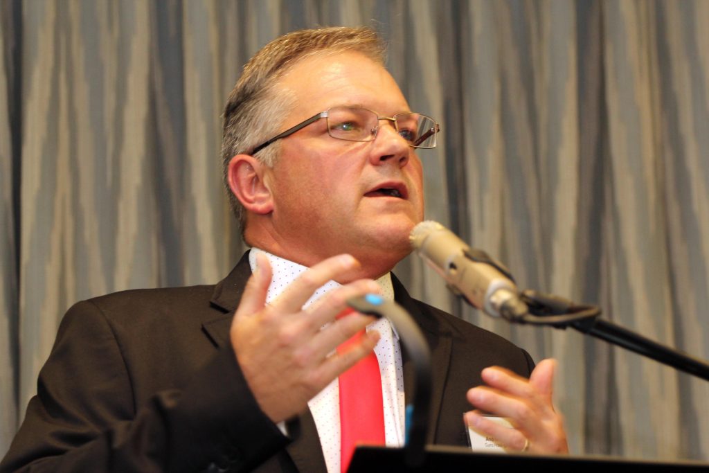 Meer as 70 000 leerders stap elke dag deur Curro-skolese hekke - Moneyweb