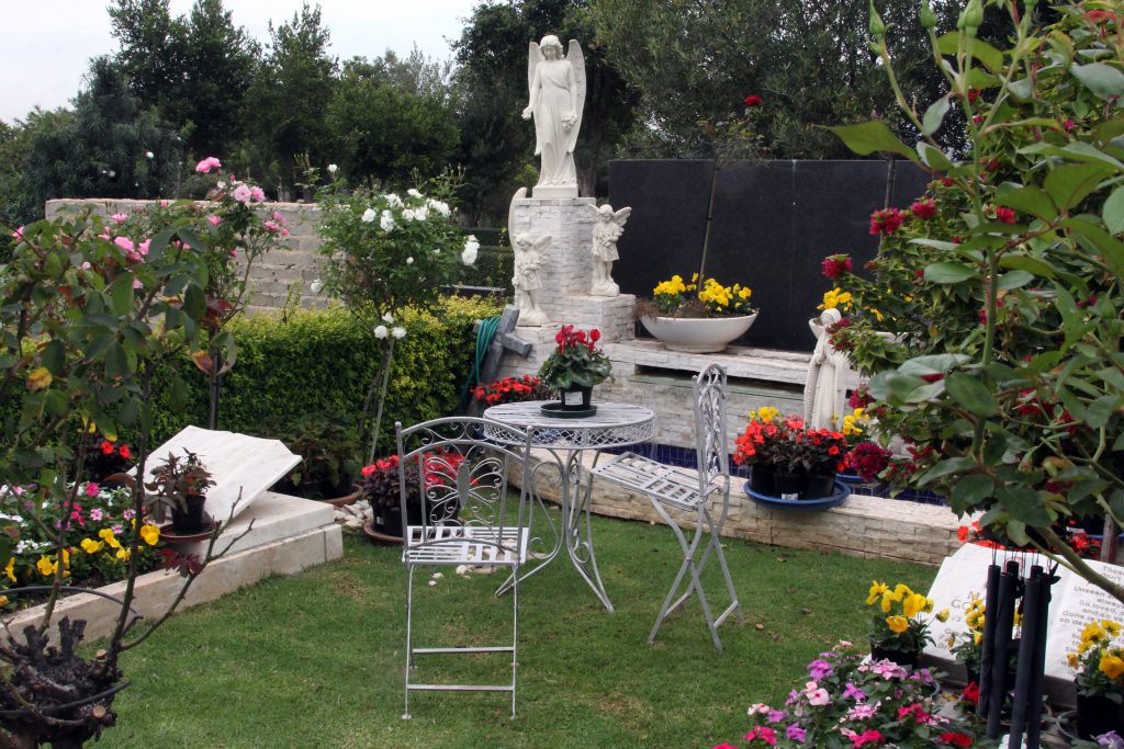 Mama Winnie to rest next to little ones - Moneyweb