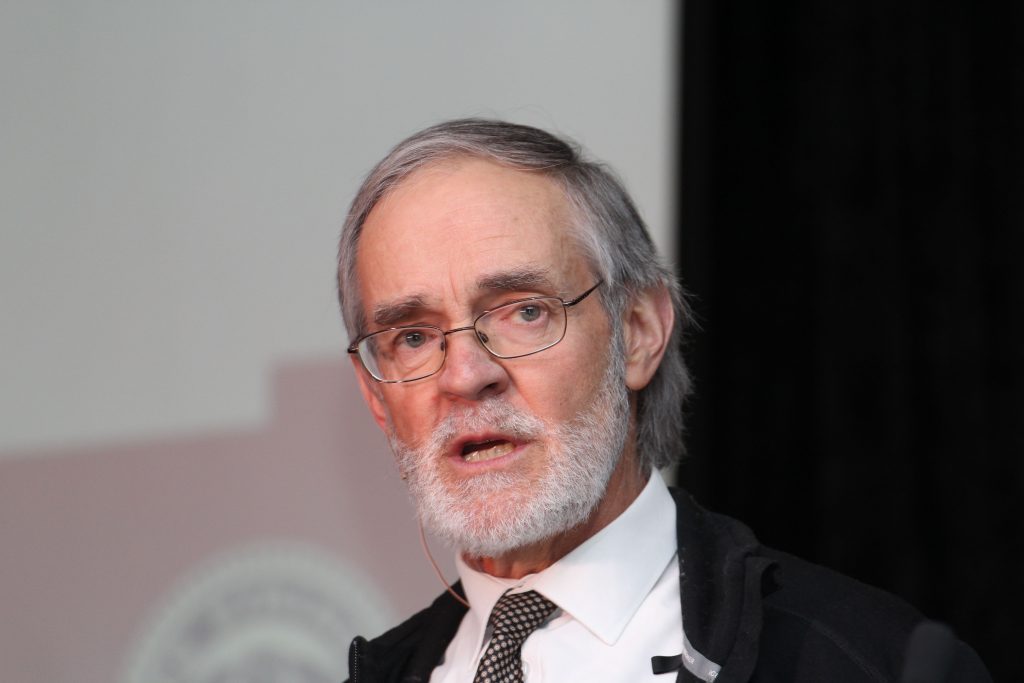 Roelof Botha deplores ‘ridiculously high interest rates’ - Moneyweb