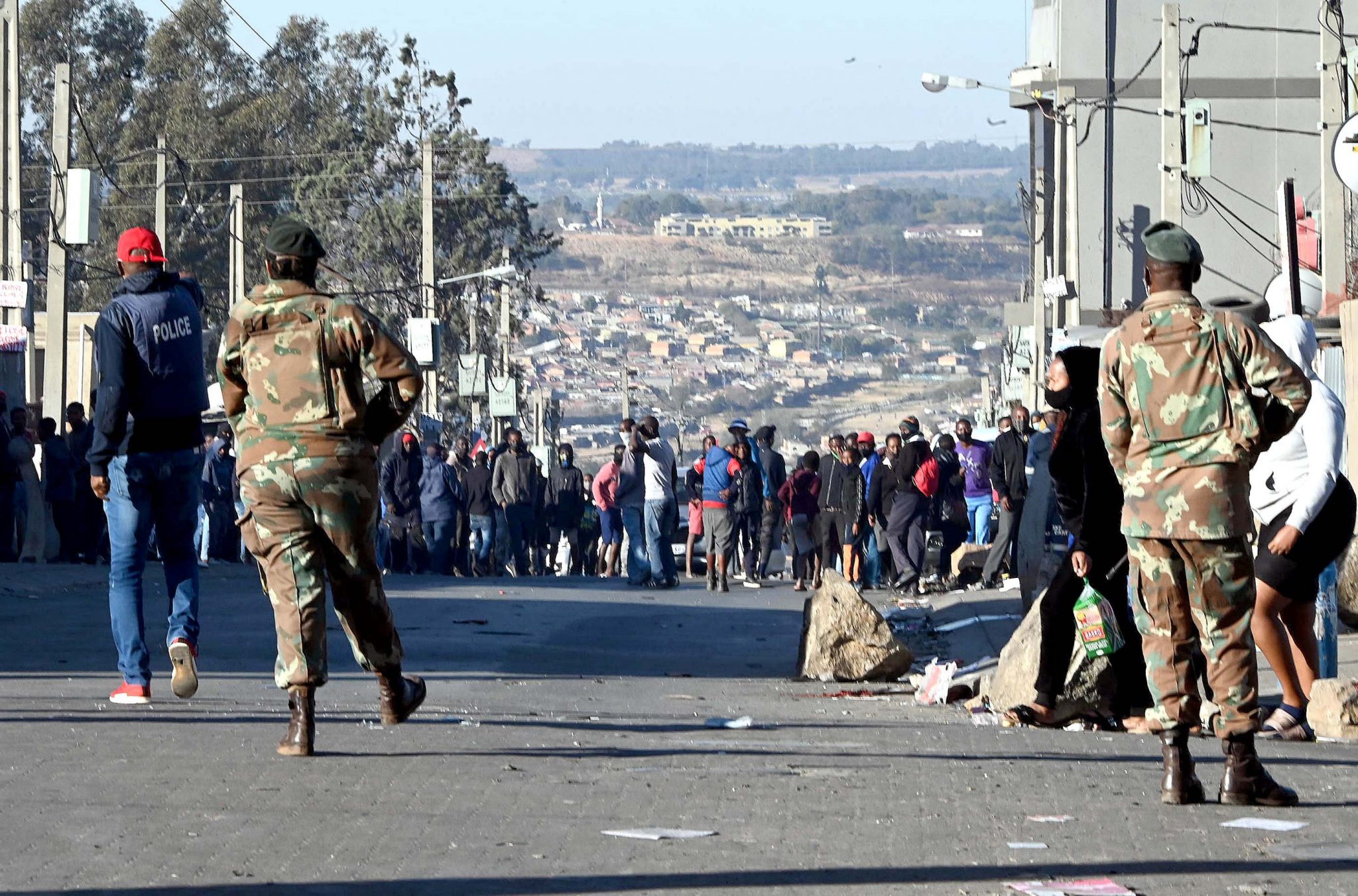 SA crowds rampage overnight, defying calls for end to violence, looting ...