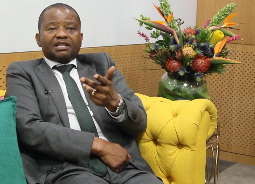 Peter Moyo begin weer more-oggend by Old Mutual werk - Moneyweb