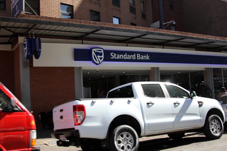 Standard Bank offers clients 25% cashback on car insurance - Moneyweb
