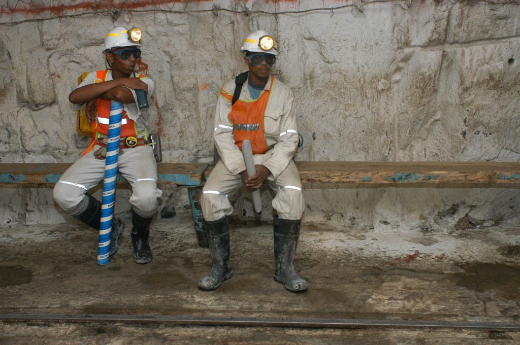 Platinum giants eye Sibanye’s gold mining deal as wage yardstick - Moneyweb