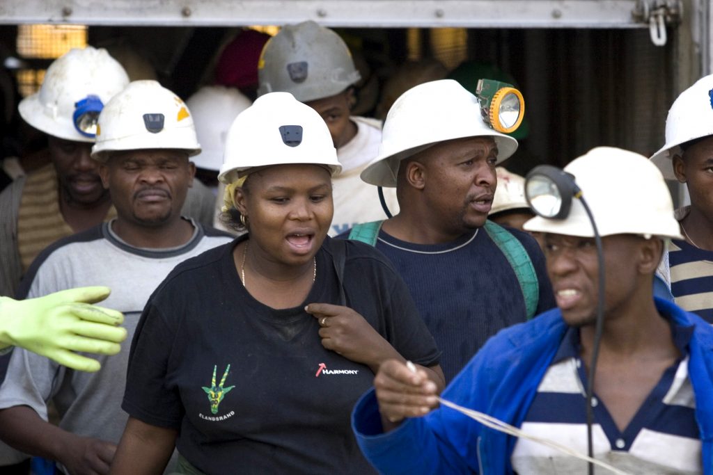 Mynbou produksie daal 7.5% - Moneyweb