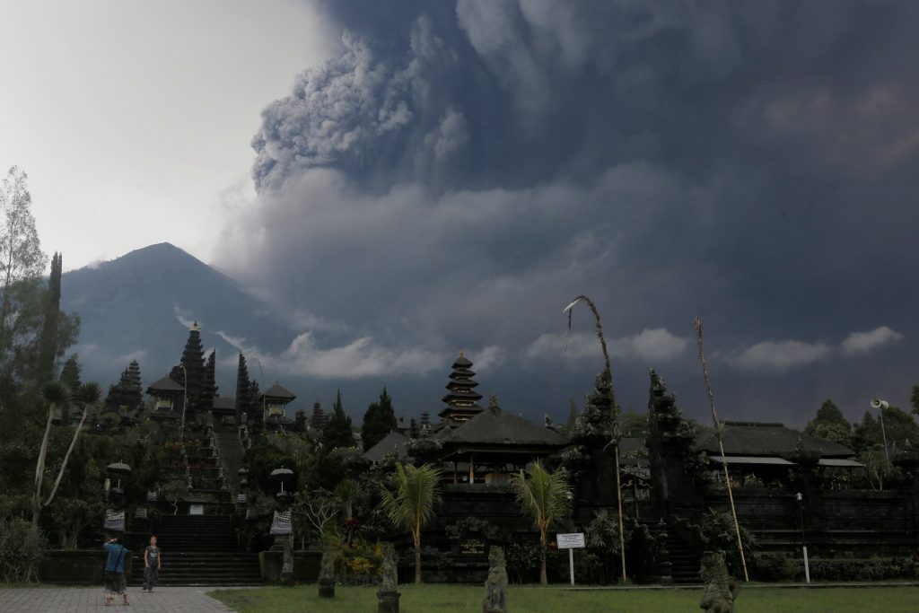 Bali’s erupting volcano raises air travel warnings - Moneyweb