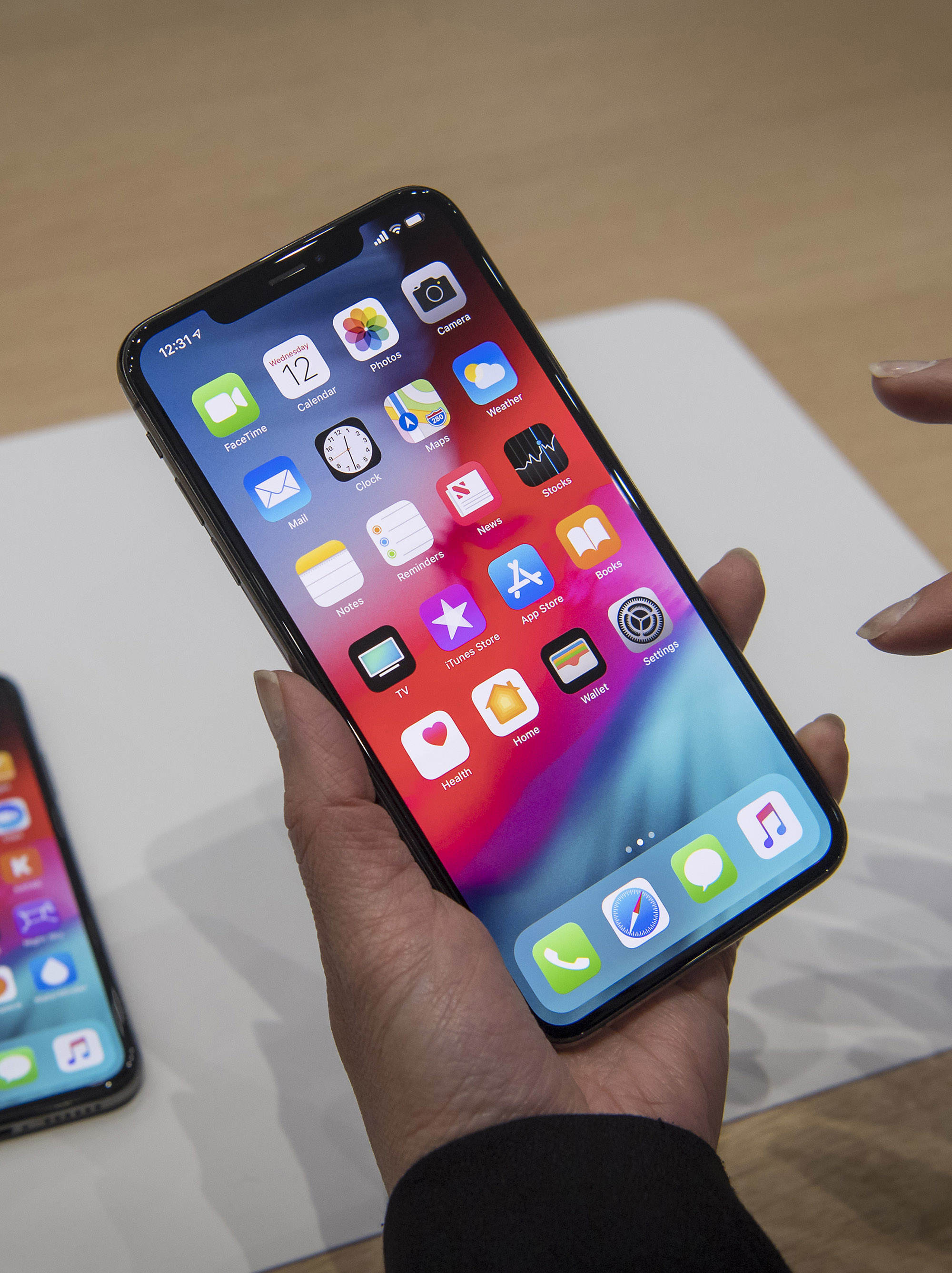 Samsung Galaxy S10 versus iPhone Xs Max: How they measure up - Moneyweb