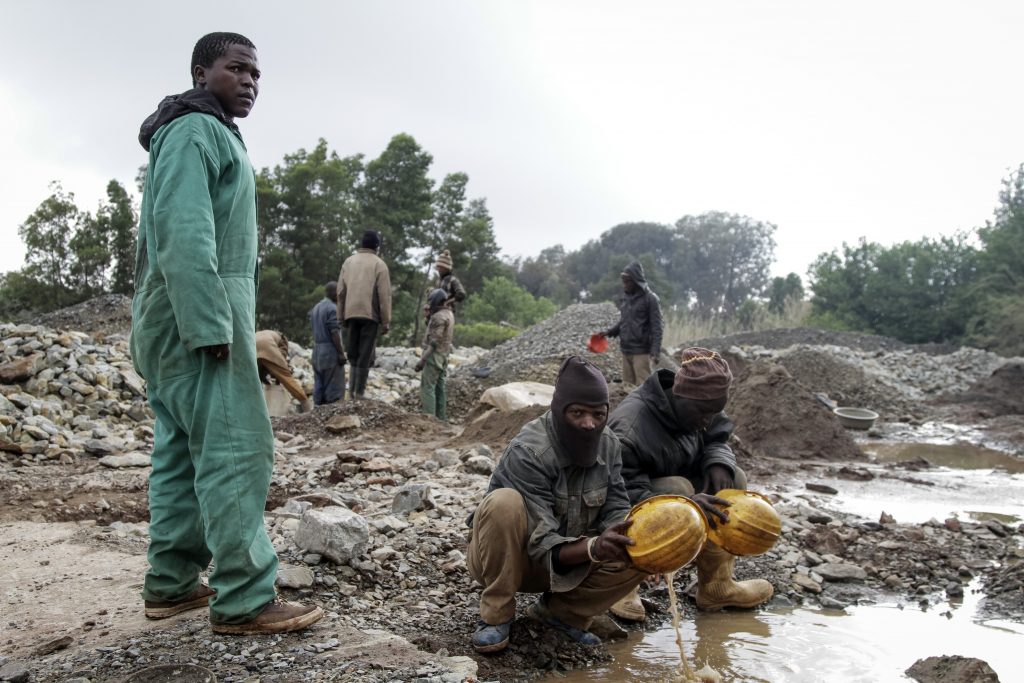 The cost of SA’s illegal gold trade - Moneyweb