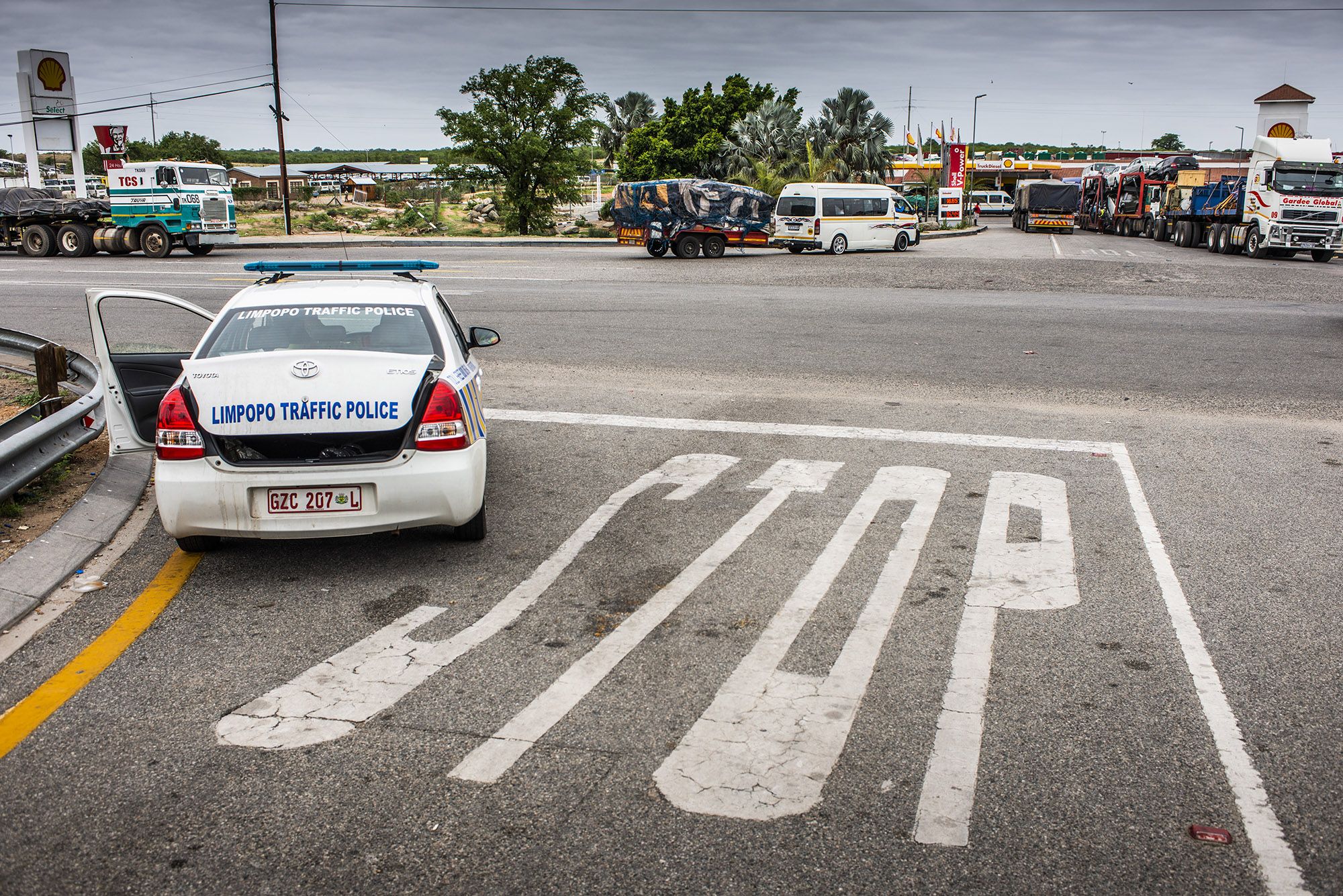 SA erects fence at Zimbabwe border as virus measure - Moneyweb