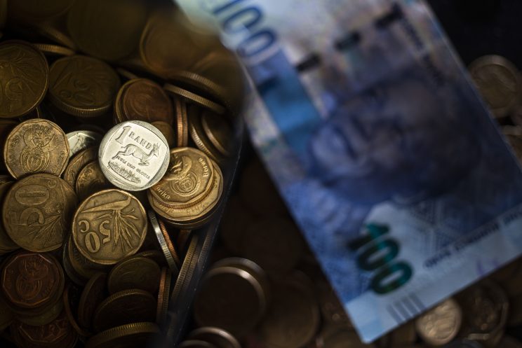 Rand strengthens as dollar dips - Moneyweb