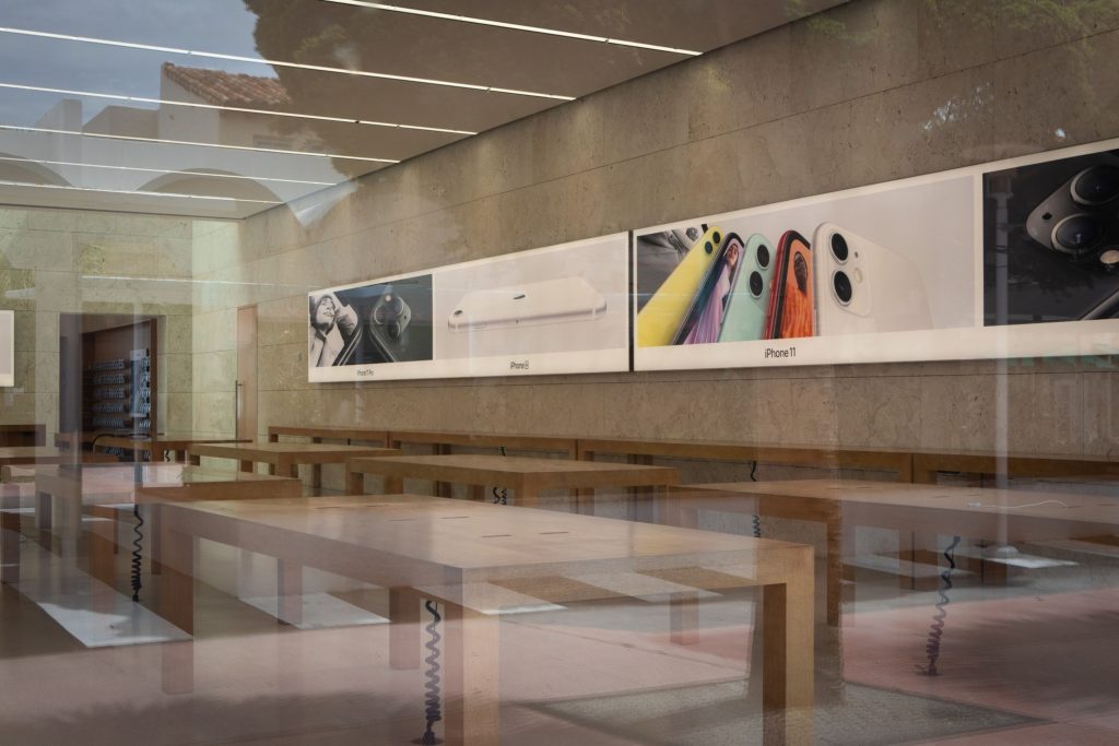 Apple announces 4-1 stock split after shares surge toward $400 - Moneyweb