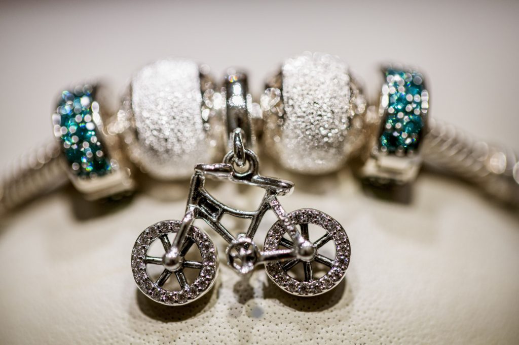 World’s biggest jewelry maker will no longer use mined diamonds - Moneyweb