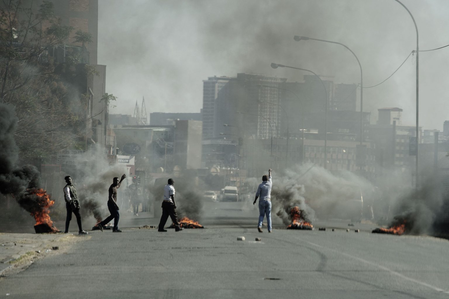 6 dead in SA riots - Moneyweb