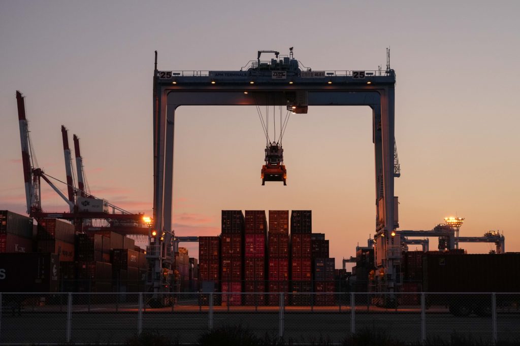 Die handelsbalans laat ekonome skrik - Moneyweb