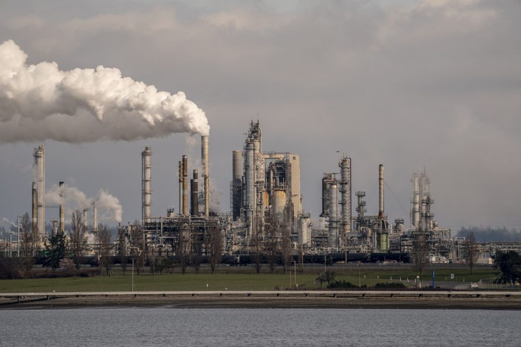 Money pouring into fossil fuels risks climate disaster, UN report warns ...