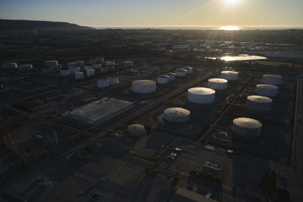Oil heads for longest run of monthly gains since early 2018 - Moneyweb