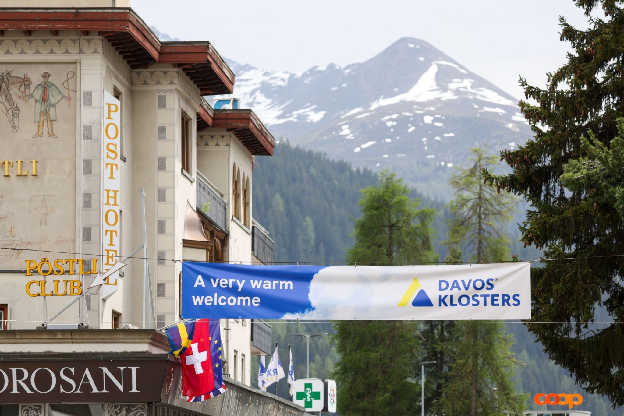 Crypto crowd dominate Davos main street despite price crash - Moneyweb