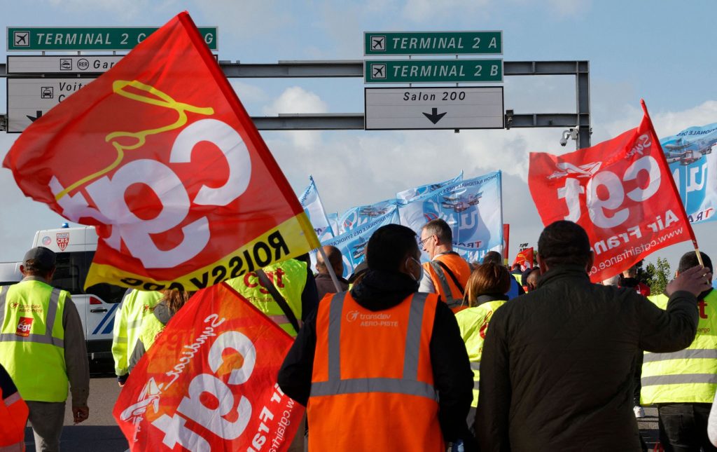 Strikes and labour shortages leave European airports in chaos - Moneyweb
