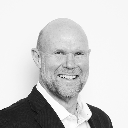 Restaurantman help om EOH reg te ruk en swem ver in yswater - Moneyweb