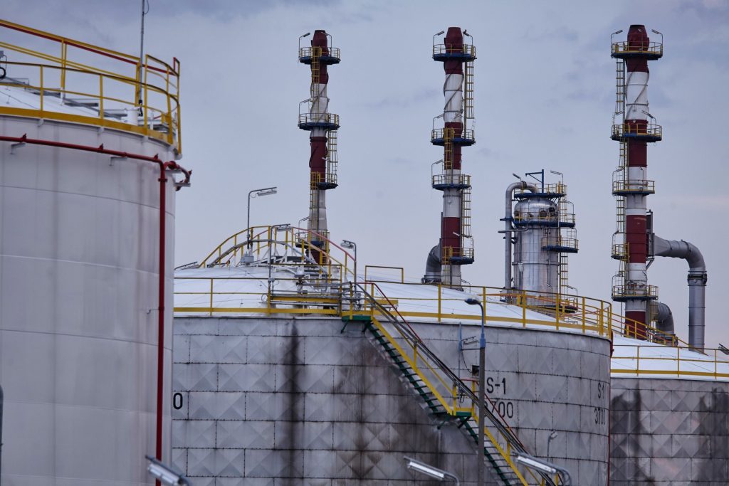 Oil swings with recession fears, Iran talks dominating market - Moneyweb
