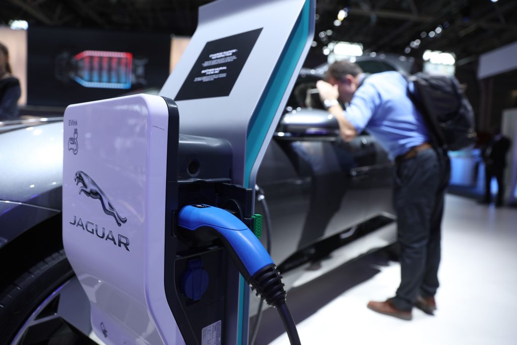 Jaguar Land Rover to train 29 000 staff to work on electric cars - Moneyweb