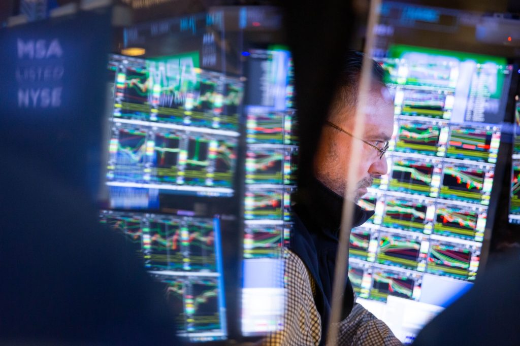 Rand flat on Monday - Moneyweb