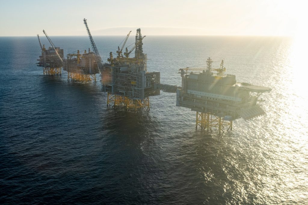 Oil gains after weekly loss as China recovery competes with Fed - Moneyweb