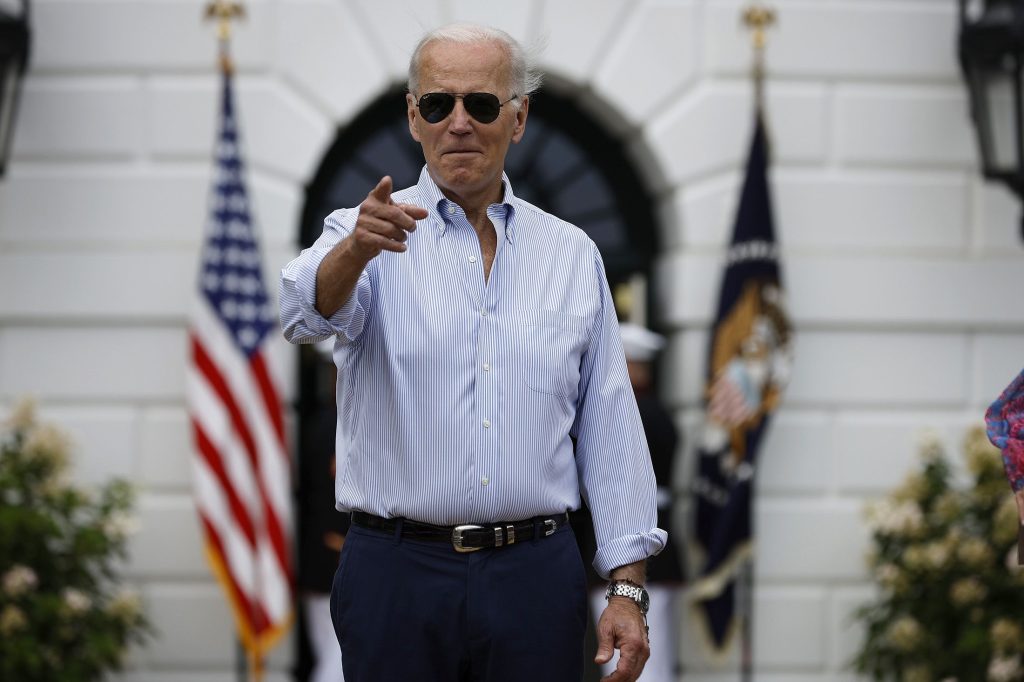 Biden’s $46 000 in presidential gifts include 4 fancy pens - Moneyweb
