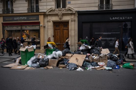 Paris’s garbage piles begin to recede after protest - Moneyweb