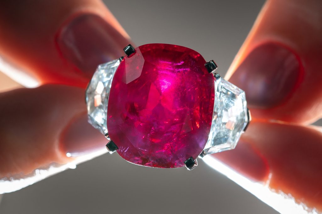 Massive $202m jewelry auctions set world record in Geneva - Moneyweb