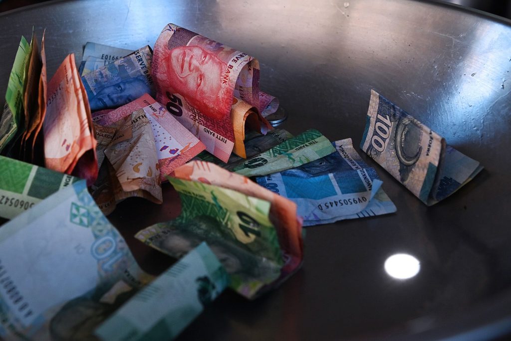 Rand opens flat on Monday - Moneyweb