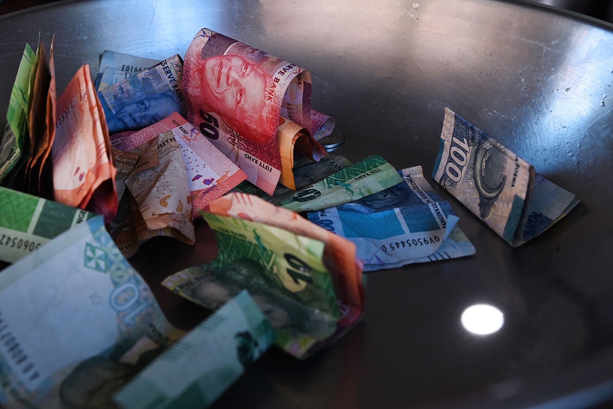 Rand opens flat on Monday - Moneyweb