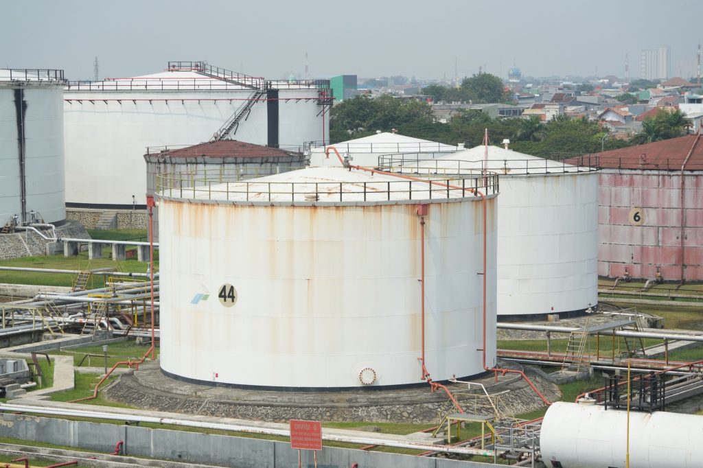 Oil claws back some losses as demand concerns hang over market - Moneyweb