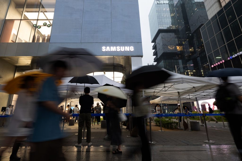 Samsung sales fall most in over a decade as chip slump persists - Moneyweb
