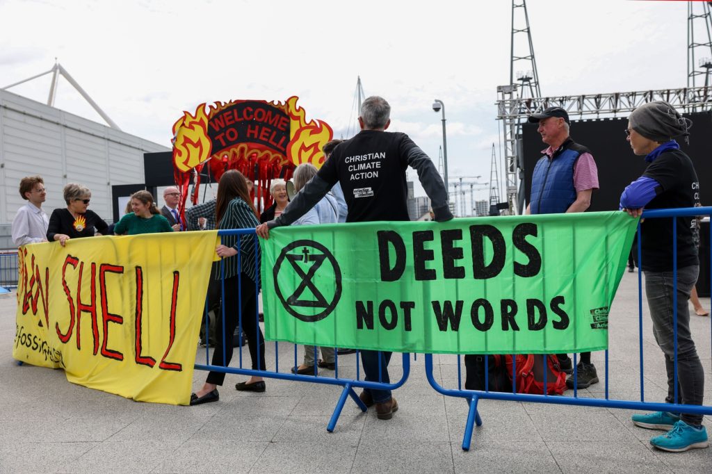 Shell quietly shelves a radical plan to shrink its carbon footprint ...