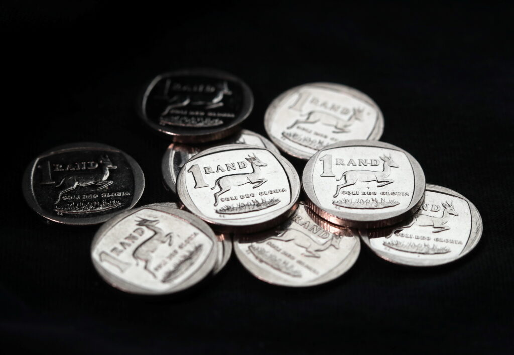 Die rand hou aan veld wen teen die dollar - Moneyweb