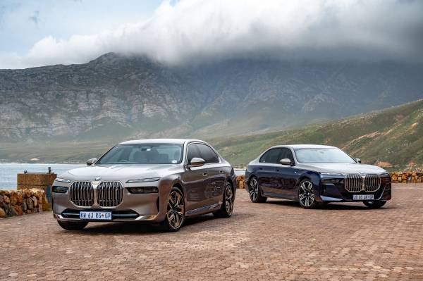 Die BMW 7-reeks wen motor van die jaar - Moneyweb