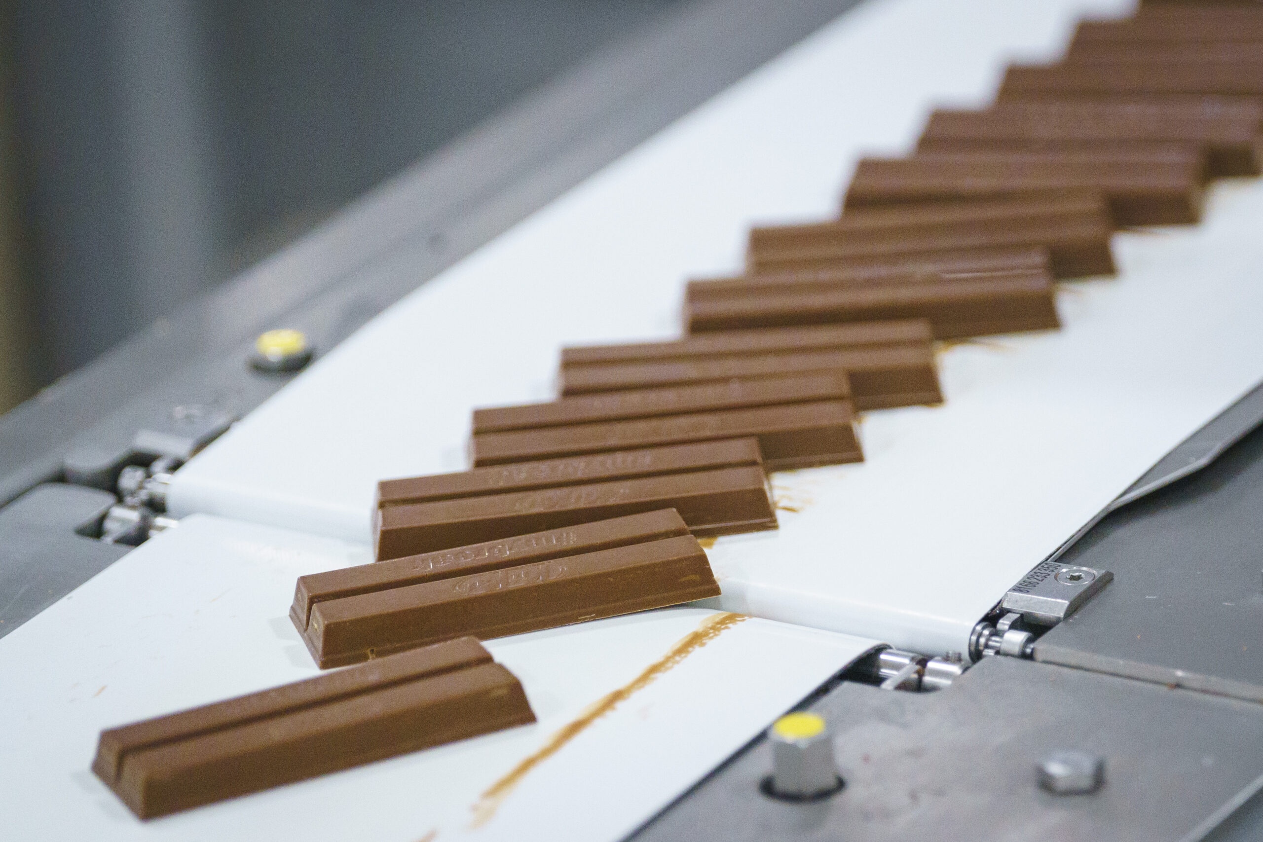 KitKat maker sees chocolate demand ebbing as cocoa costs creep in ...