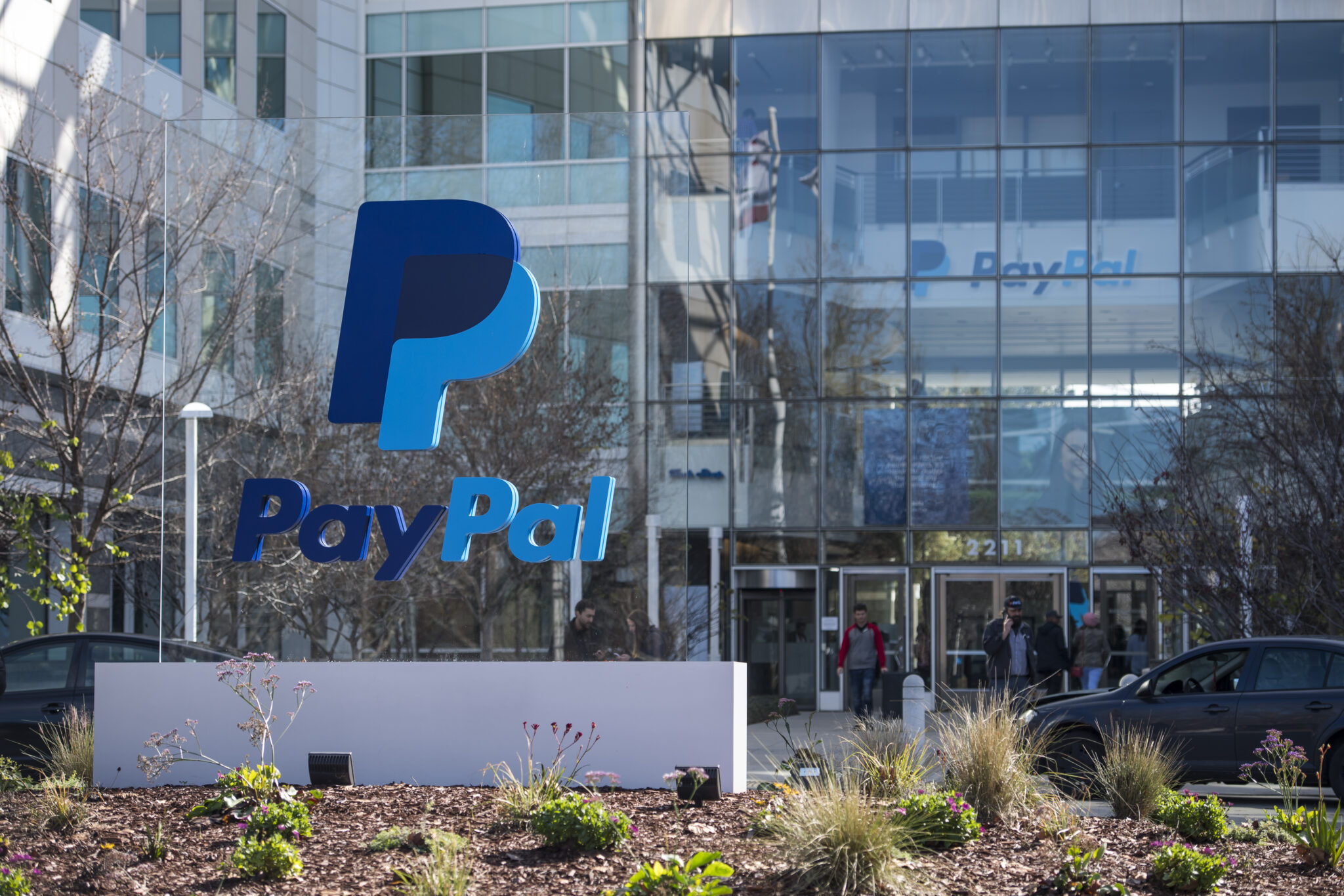 PayPal completes its first business transaction using stablecoin - Moneyweb