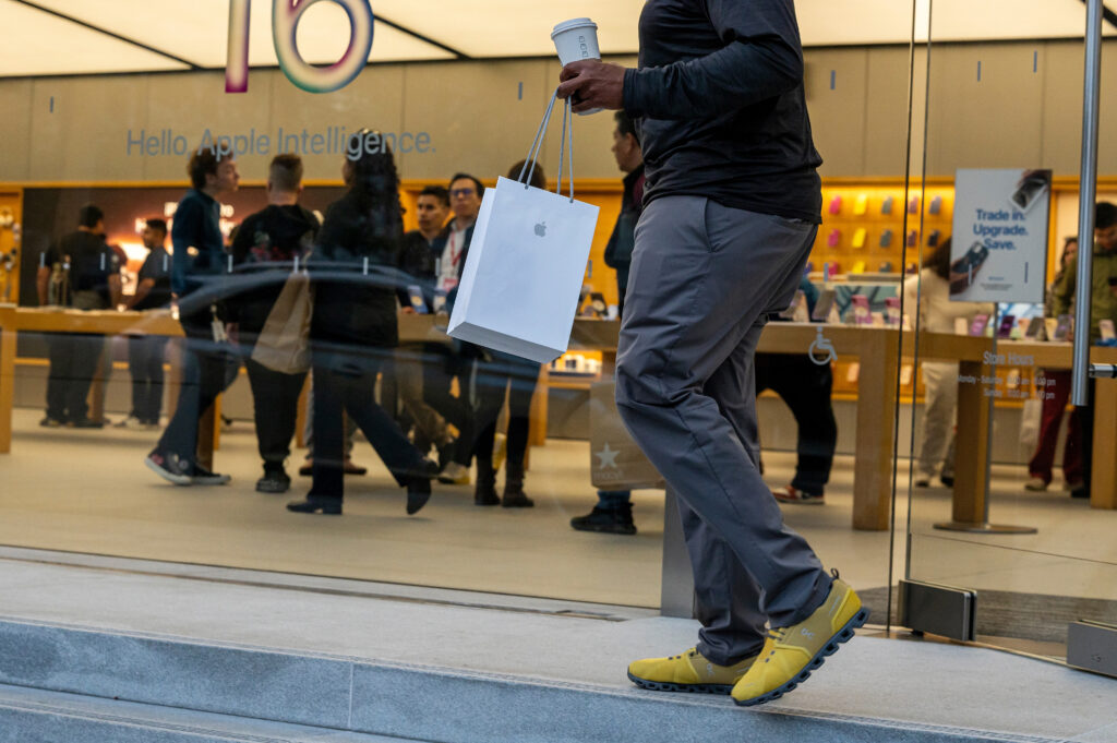 Buffett keeps cutting Apple stake, with value down 60% - Moneyweb