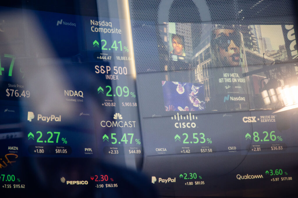 Die beurs trek swaar met laer internasionale indekse vandag - Moneyweb