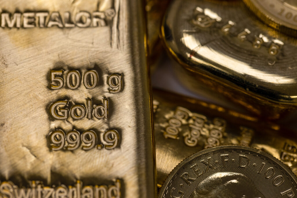 Gold extends gains on weaker dollar and rising risks in Ukraine - Moneyweb