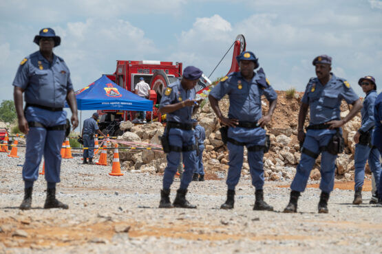Saps retrieve 78 bodies from abandoned gold mine - Moneyweb