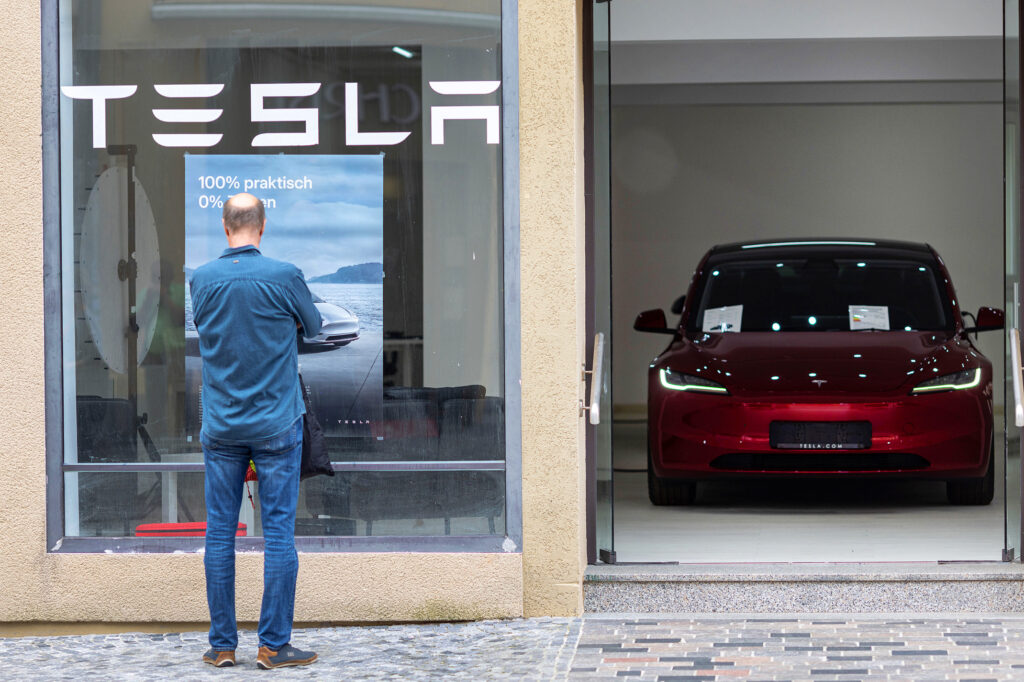 Tesla sales fall 45% in Europe amid Musk’s political meddling - Moneyweb