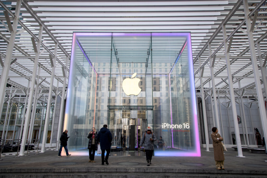 Big tech stocks at cheapest in months fail to entice wary buyers - Moneyweb