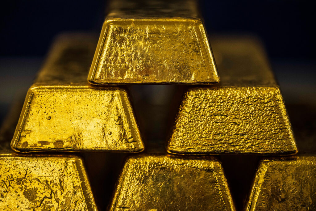 Gold tops $5 500 - Moneyweb
