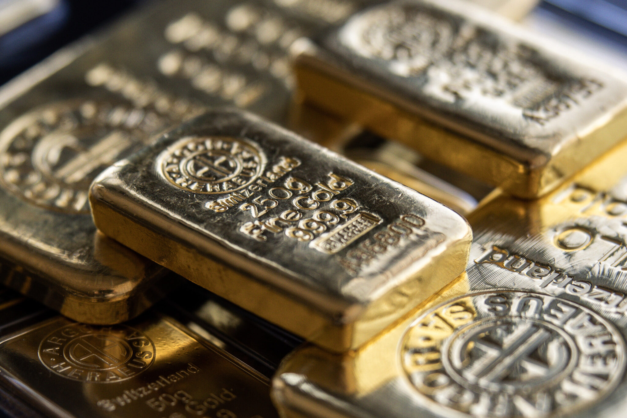 Gold hits record high on US rate-cut bets and debt concerns - Moneyweb